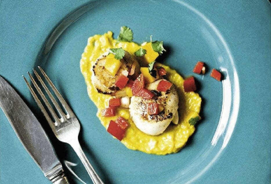 Seared scallops on a yellow pepper puree with red pepper salsa - Mudketeers